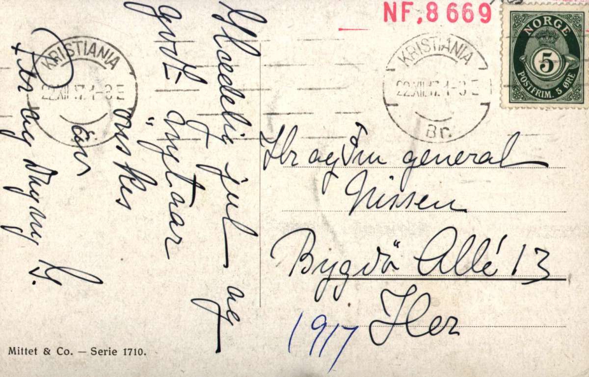 Postkort. Jule- og nyttårshilsen. En nisse med lite barn på armen. Illustrert av Jenny Nyström ...