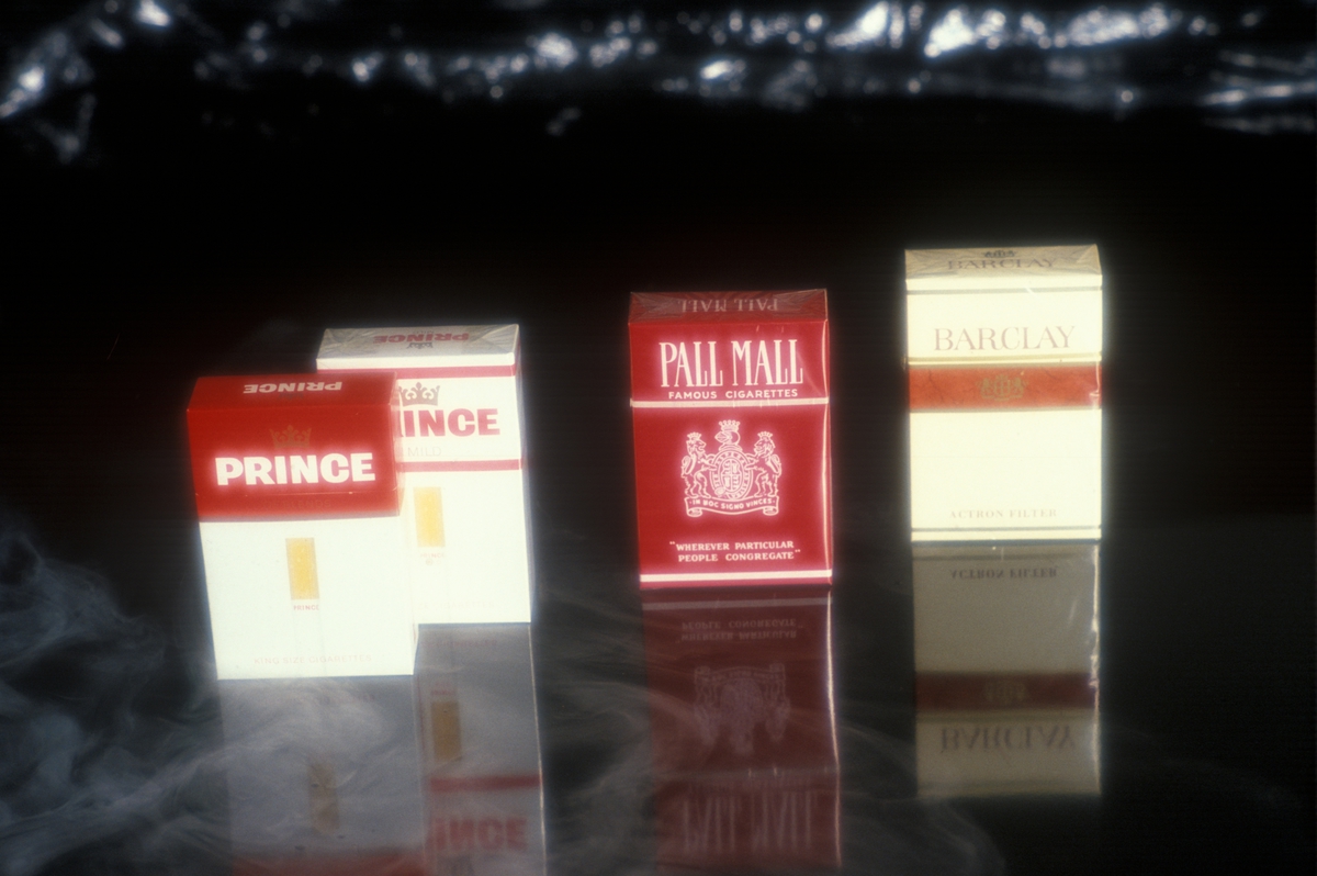 Reklamefoto av pakker med sigaretter. Prince, Prince mild, Pall Mall og ...