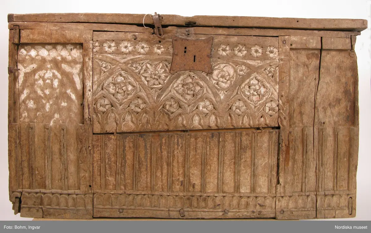 Kista med gotisk ornamentik från Fogdö kyrka, Södermanland. Inv.nr NM ...