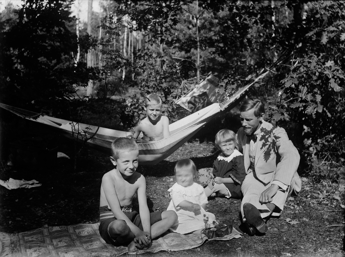 Josef Ärnström med barnen Kalle, Rolf, Inga-Britt och Ella ...