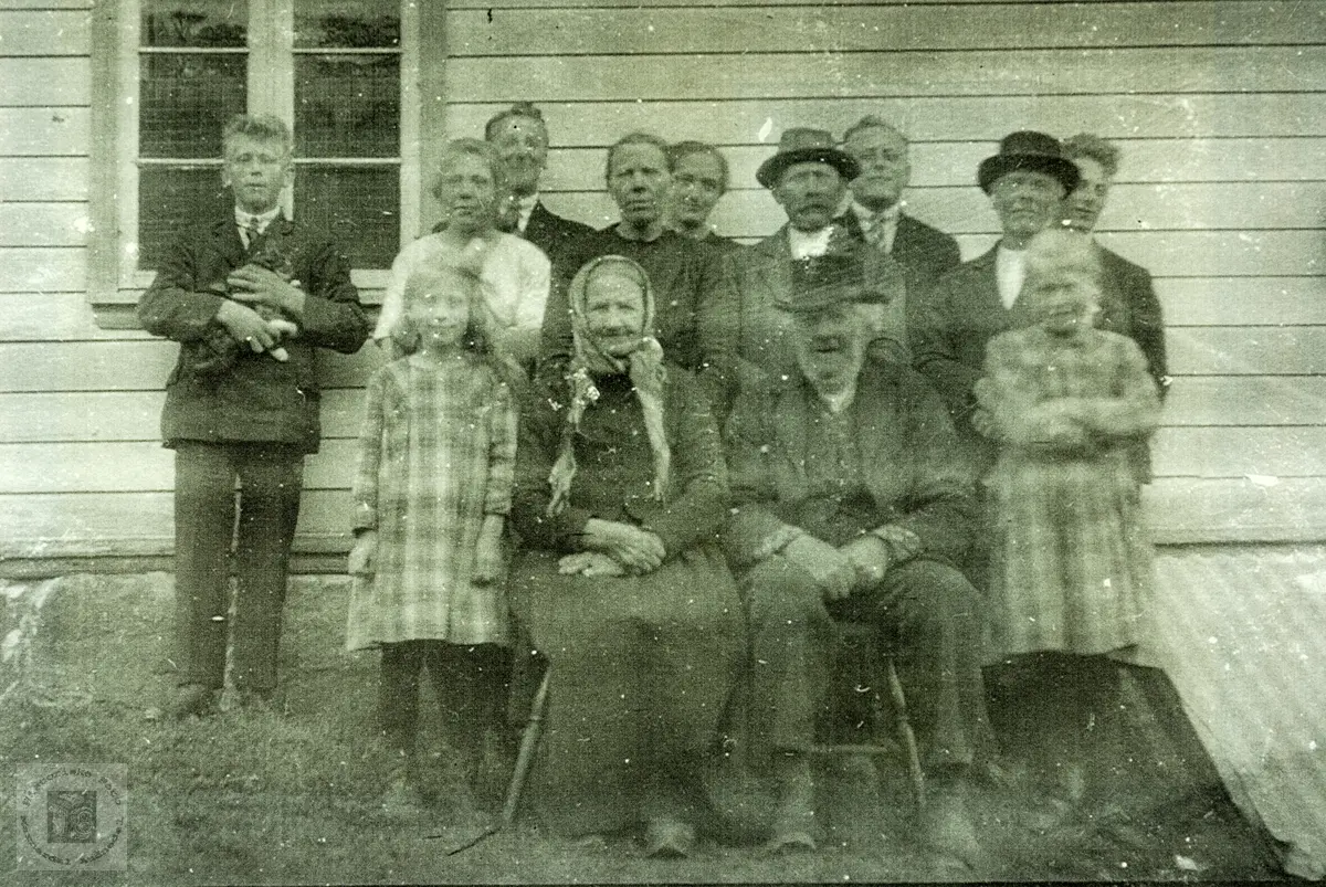 Familiesamling på Byremo saman med Ingeborg og Simon. Grindheim ...