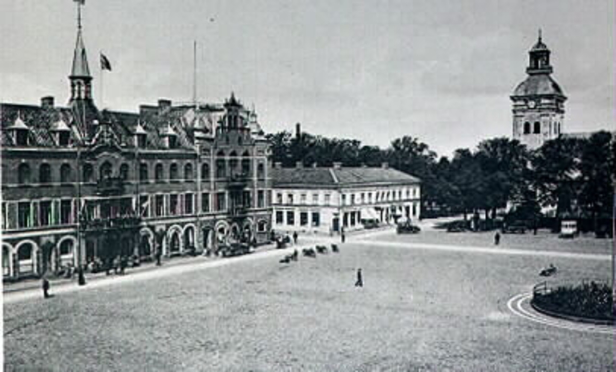 Varbergs torg med kyrkan och brännvinsringen.. - Hallands ...