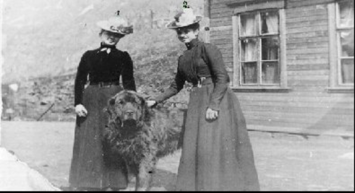 Fra høyre Sara Fabricius, kjent som forfatteren Cora Sandel, og Erika ...