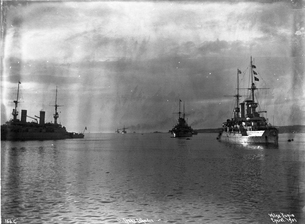 Den tyske eskadre på havnen - Norsk Maritimt Museum / DigitaltMuseum Den tyske eskadre på havnen - Norsk Maritimt Museum / DigitaltMuseum