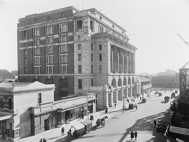 General Post Office i Perth, Australien, byggd 1923. I bakgrunden ...