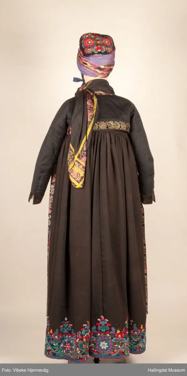 Bunad - Hallingdal Museum / DigitaltMuseum