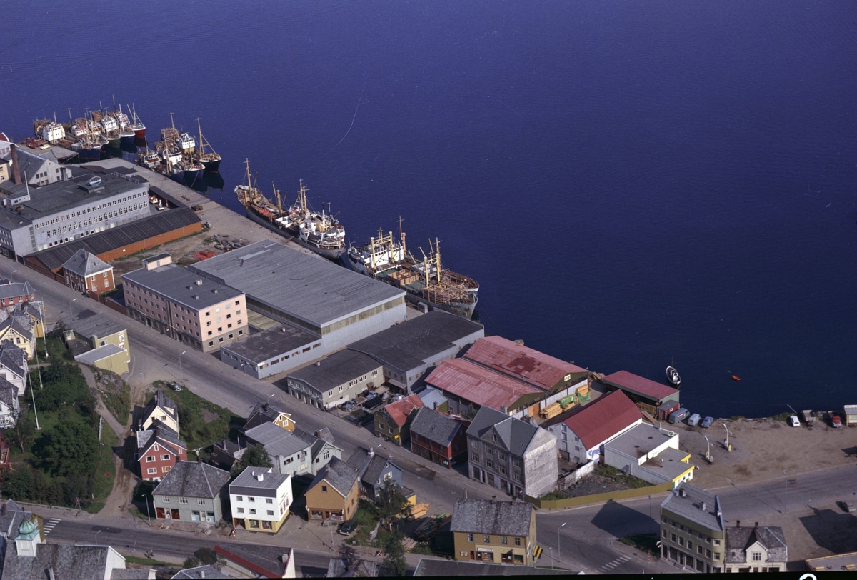 Flyfoto av området rundt "Staal & Jern" i Havnegata i Harstad. - Sør ...