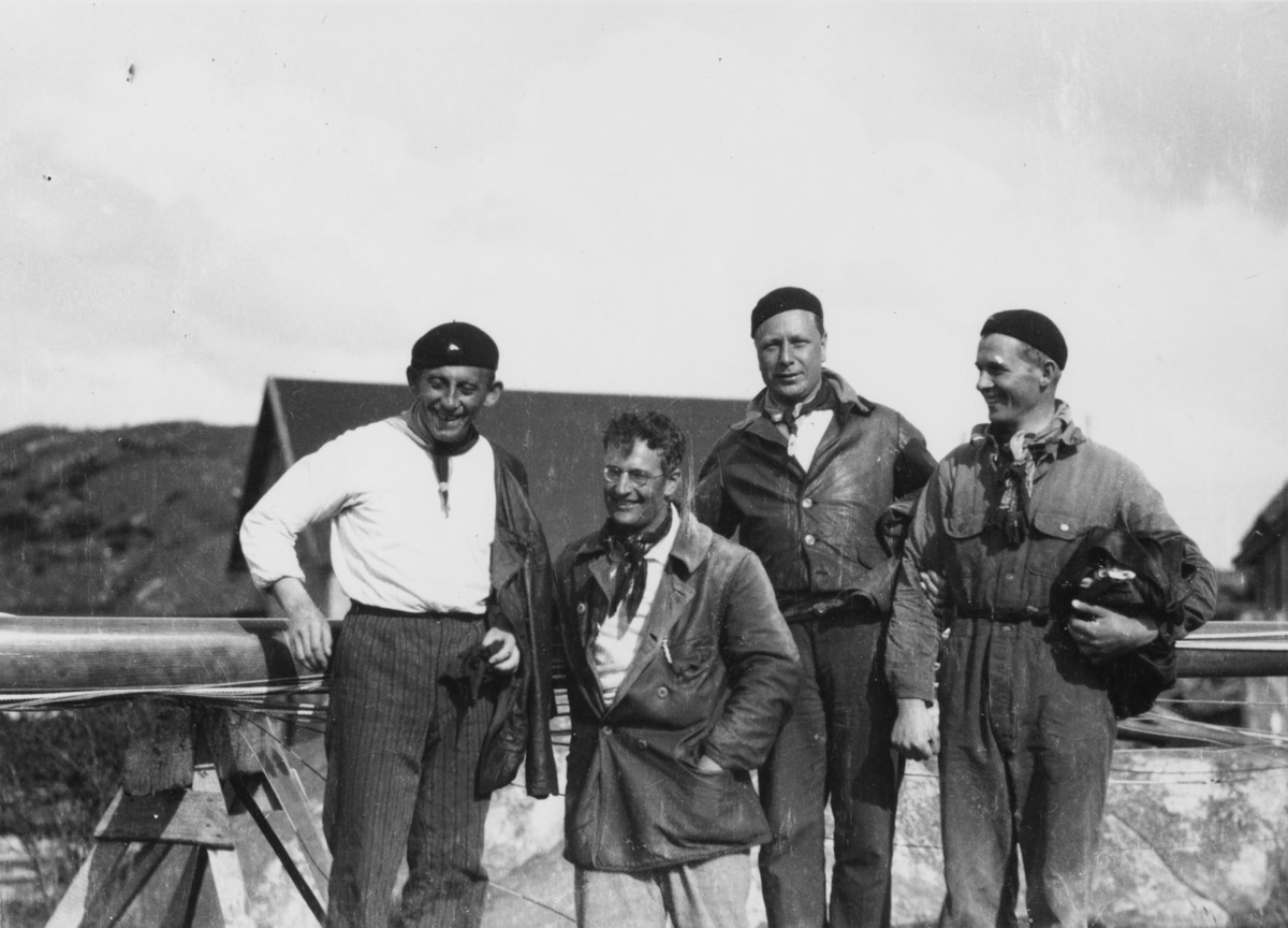 På bilden ses besättningen på 6-S29 IAN, som i juni 1930 vid seglingar ...