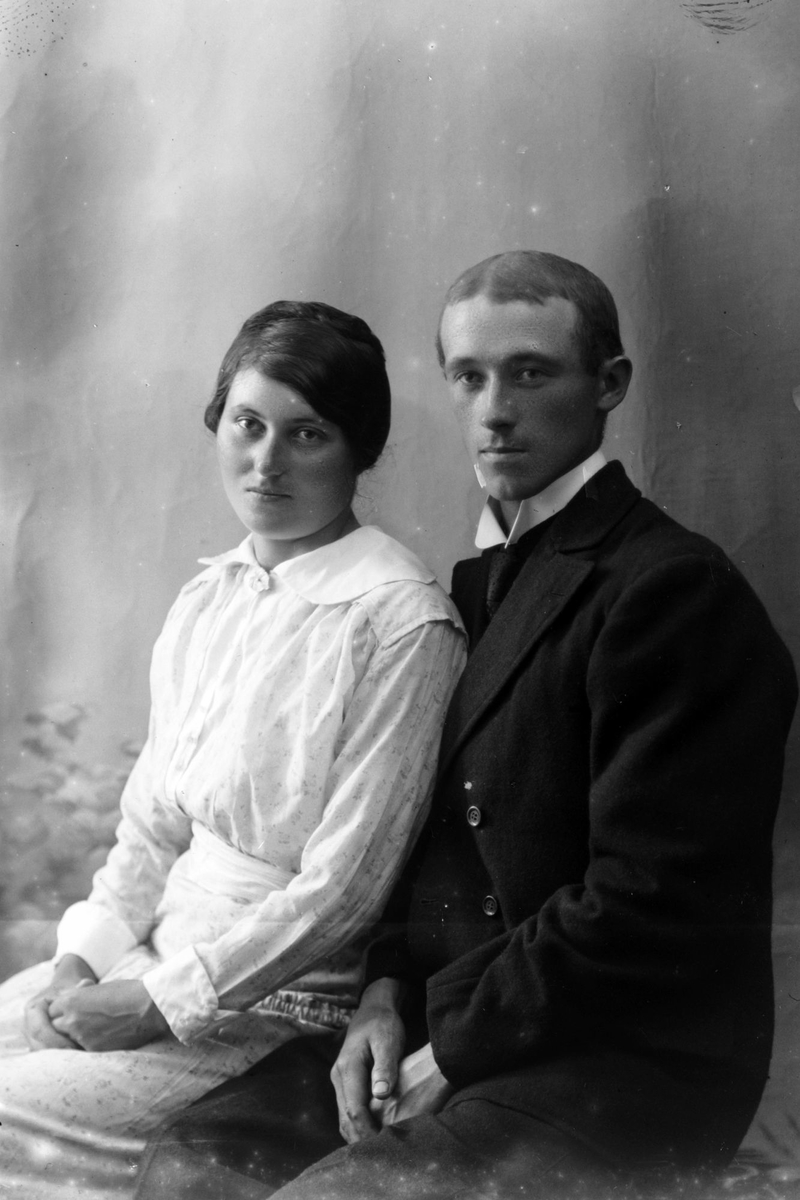 Studioportrett av en sittende mann og kvinne. - Sør-Troms Museum ... Studioportrett av en sittende mann og kvinne. - Sør-Troms Museum ...