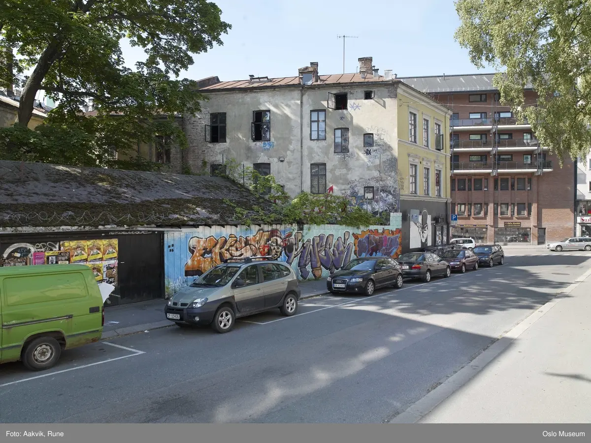 Blitzhuset, parkerte biler, graffiti - Oslo Museum / DigitaltMuseum