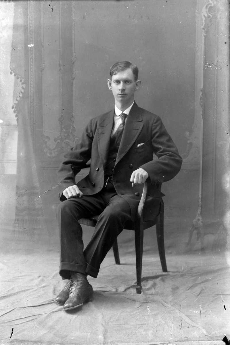 Studioportrett av en mann sittende på en stol. - Sør-Troms Museum ...