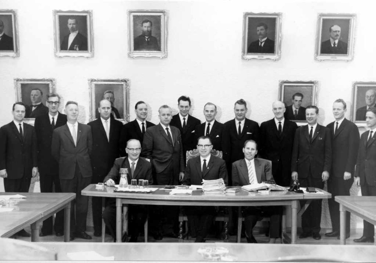 Narviks formannskap 1960-1963. Foran fra v. rådmann Knut Røsaak ...