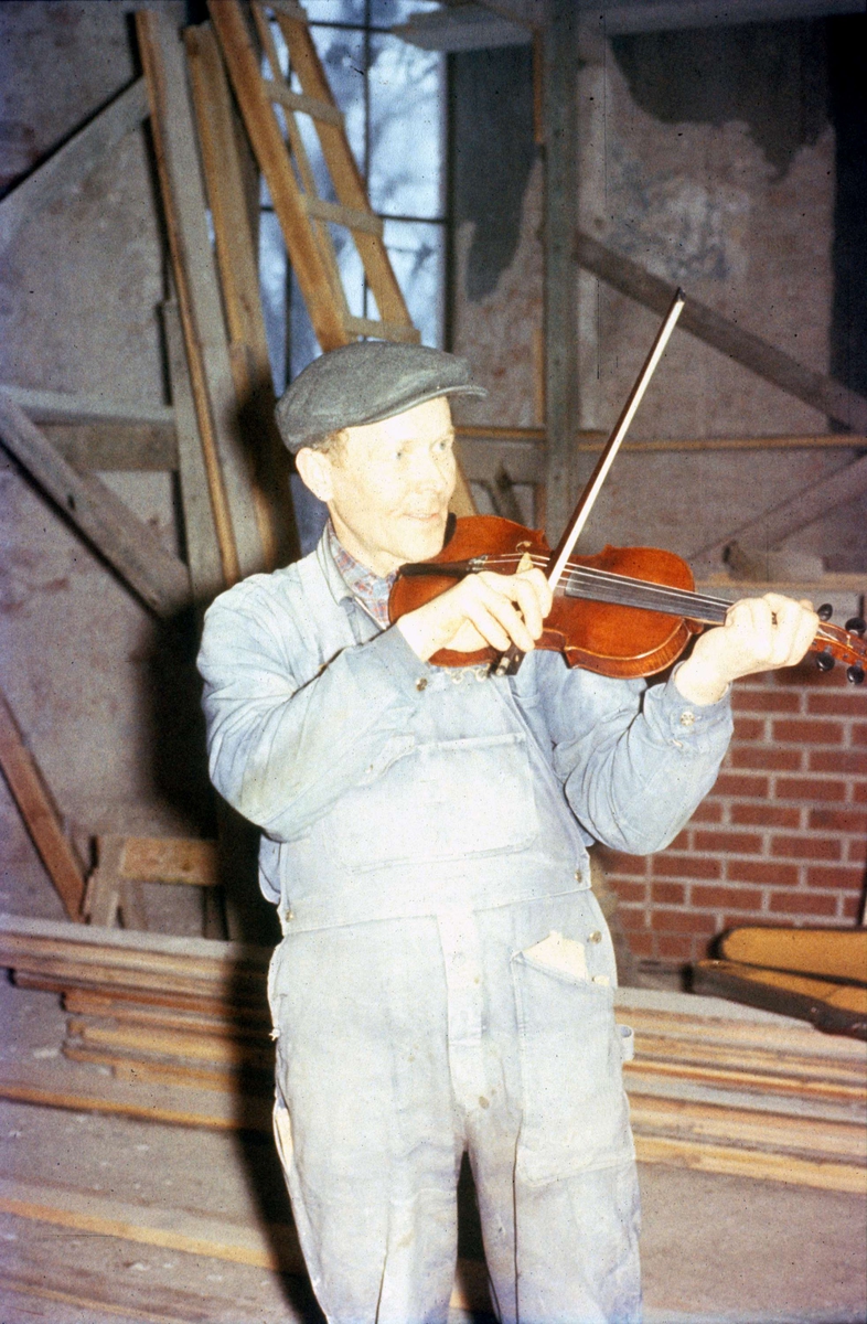 Spelmannen Ivar Tallroth i Danmarks kyrka, Uppland 1958 ...