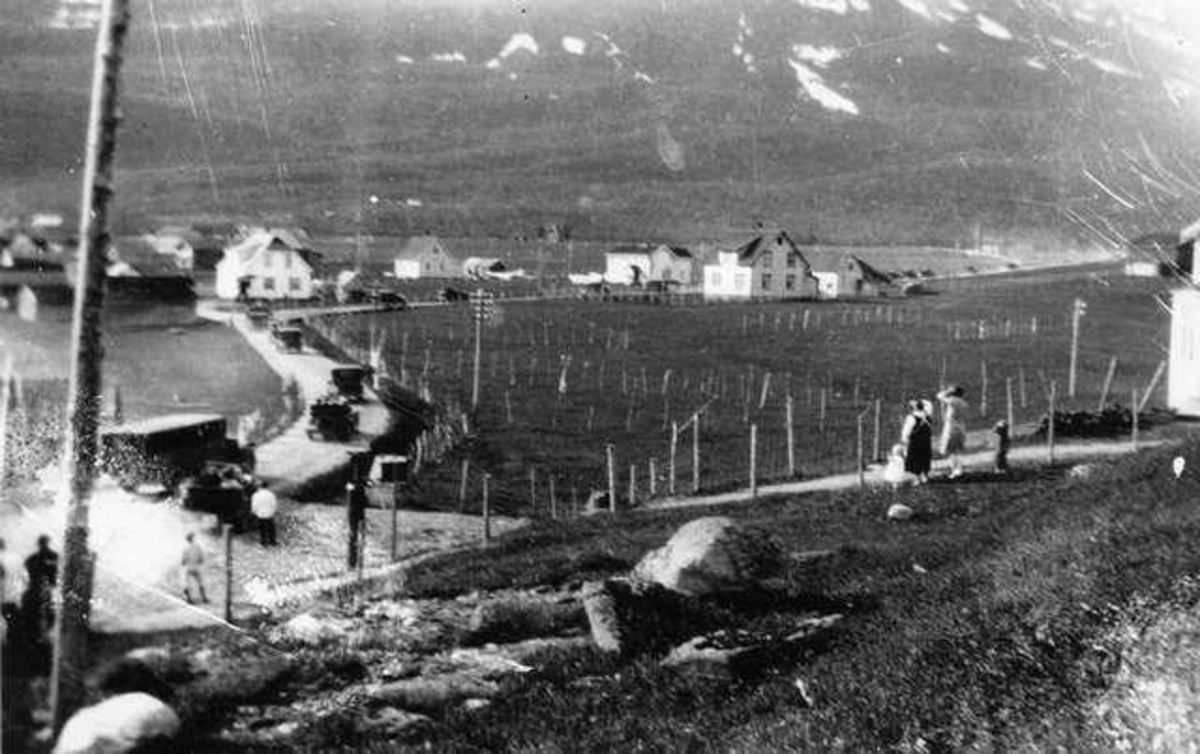 Bilkolonne gjennom Bjerkvik i 1922 da Stortingets Jernbanekomite var på ...