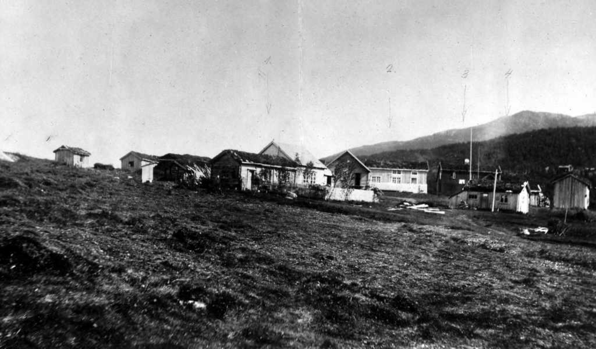 Husklynge i "gamle Narvik". Posthuset til høyre. Narvikgården. - Museum ...