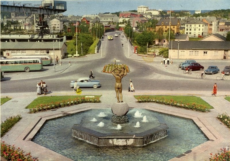 Narvik. Torvet med Frihetsmonumentet. - Museum Nord / DigitaltMuseum