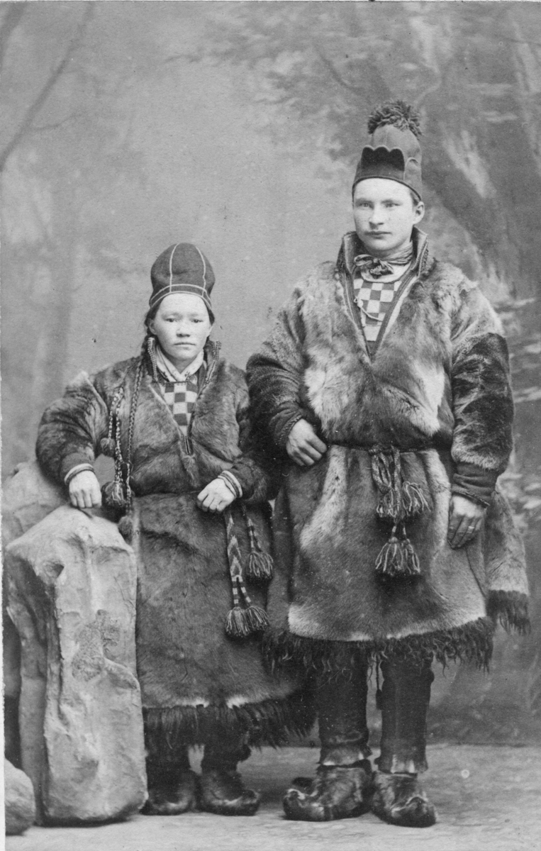 Portrett av et par, begge kledd i pesk - Rørosmuseet / DigitaltMuseum