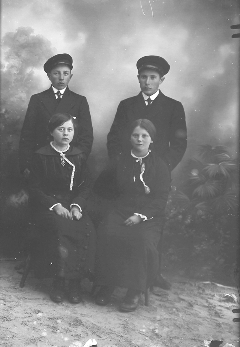 Portrett. 4 konfirmanter. Gildeskål hovedkirke. 1915. Bak fra venstre ...