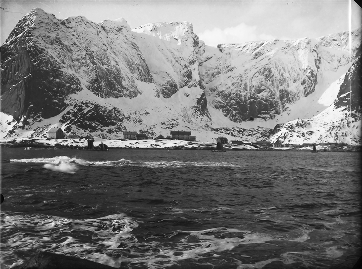 Bebyggelse. Landskapsbilde. Fjell i bakgrunnen. Vinter. Reine i Lofoten ...