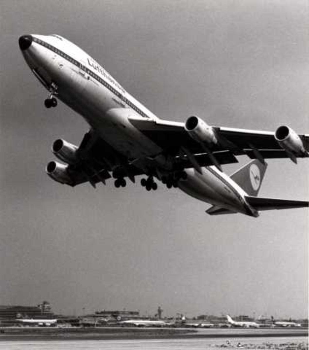 Luftfoto. Ett fly i luften. Boeing 747 D-ABYN - Norsk Luftfartsmuseum ...