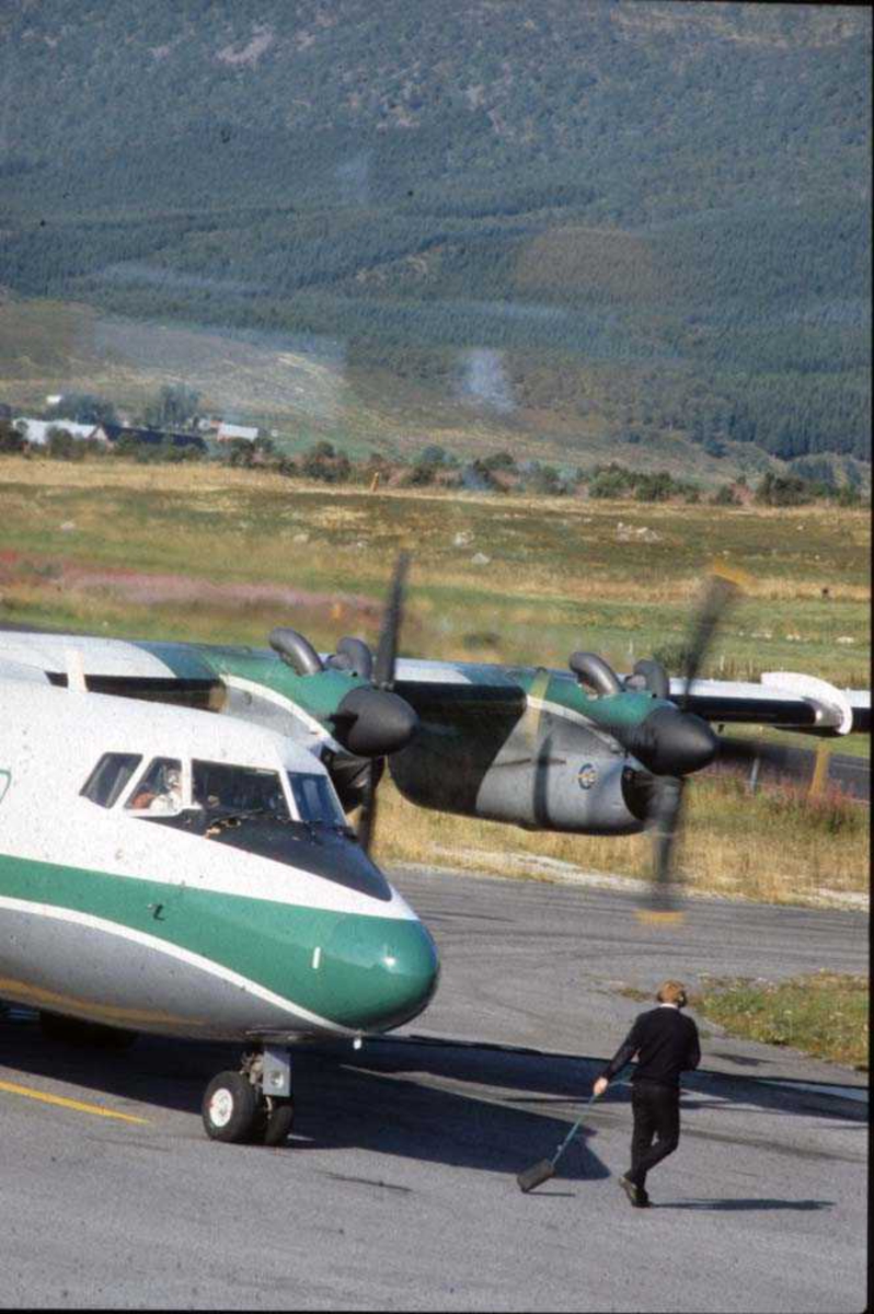 Lufthavn/Flyplass. Stokmarknes/Skagen. Ett fly, LN-WFI, DHC-7-102 Dash ...