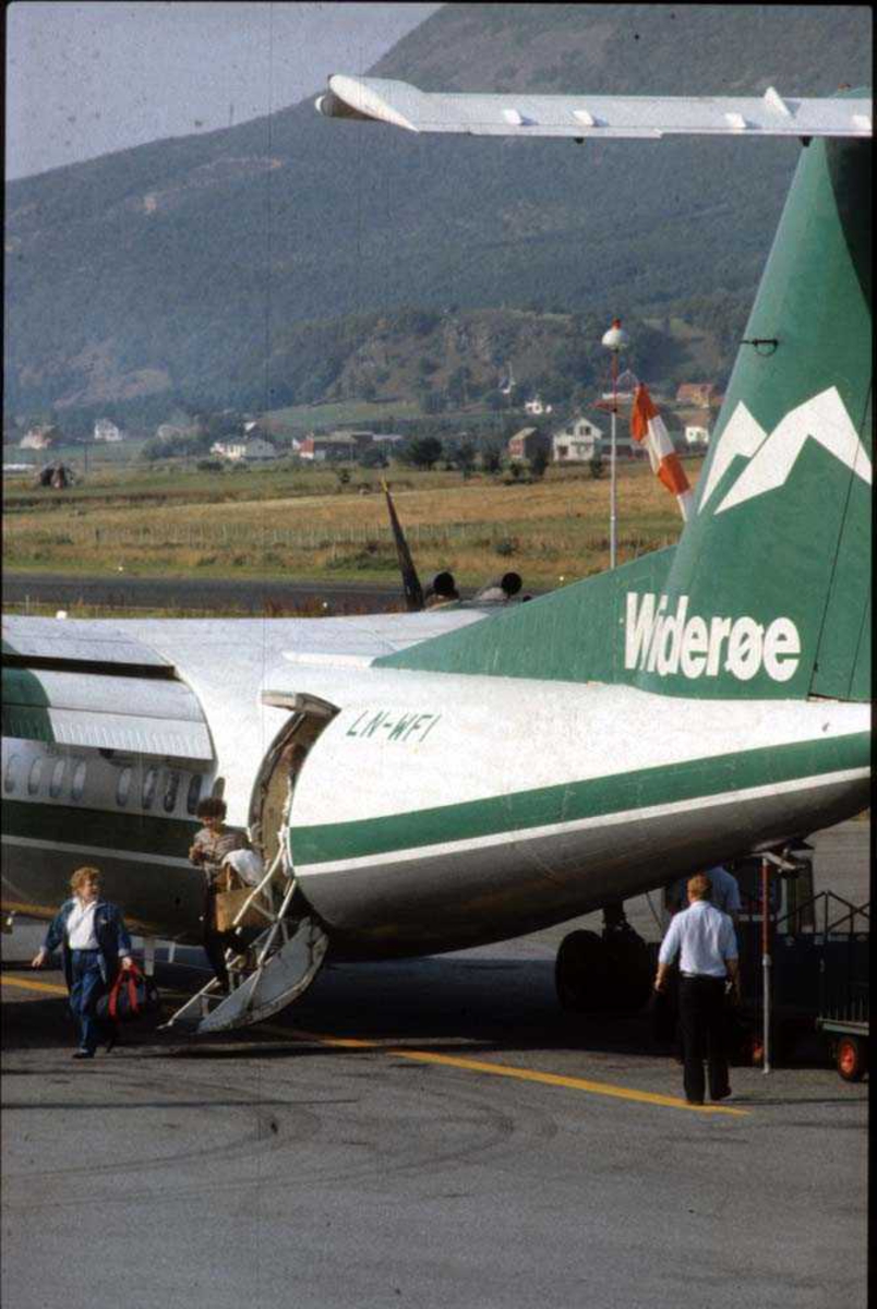 Lufthavn/Flyplass. Stokmarknes/Skagen. Ett fly, LN-WFI, De Havilland ...