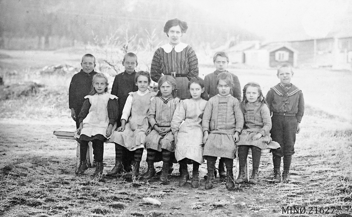 Lærer og elever fra barneskolen på Otnes. - Anno Musea i Nord ...