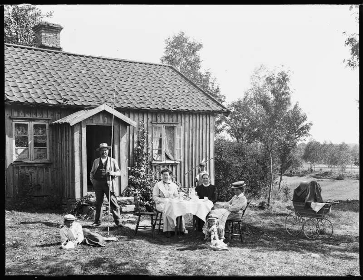 Olof Jonssons text: "Karlinders vid kaffebordet". Troligen hade ...