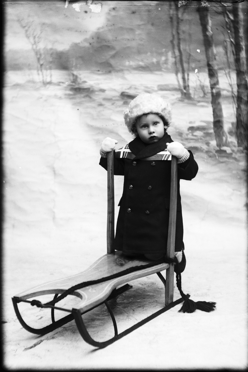 Anna Storm, Vassända-Naglum. Barn med spark i vinterlandskap ...