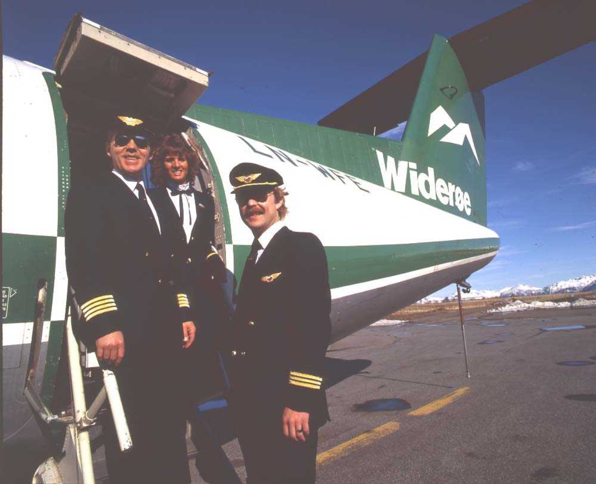 Lufthavn/flyplass. Stokmarknes/Skagen. Tre personer. Ett fly, LN-WFE ...