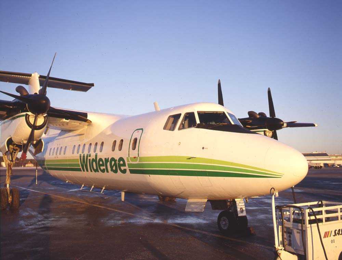 Lufthavn/flyplass. Fornebu. Ett fly, DHC-7-102/ Dash 7 fra Widerøe ...
