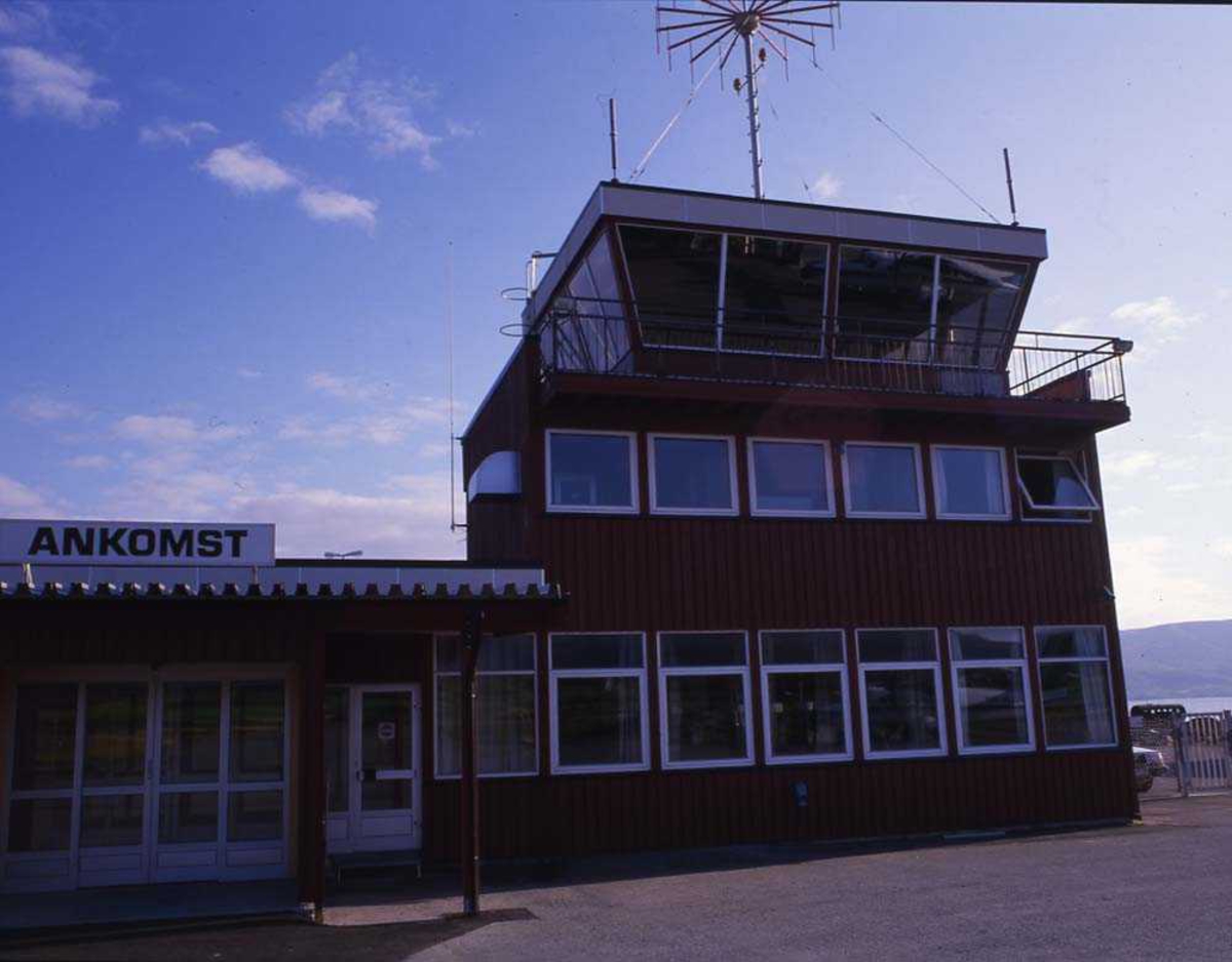 Lufthavn/Flyplass. Stokmarknes/Skagen. Flyplassbygning med tårn og ...