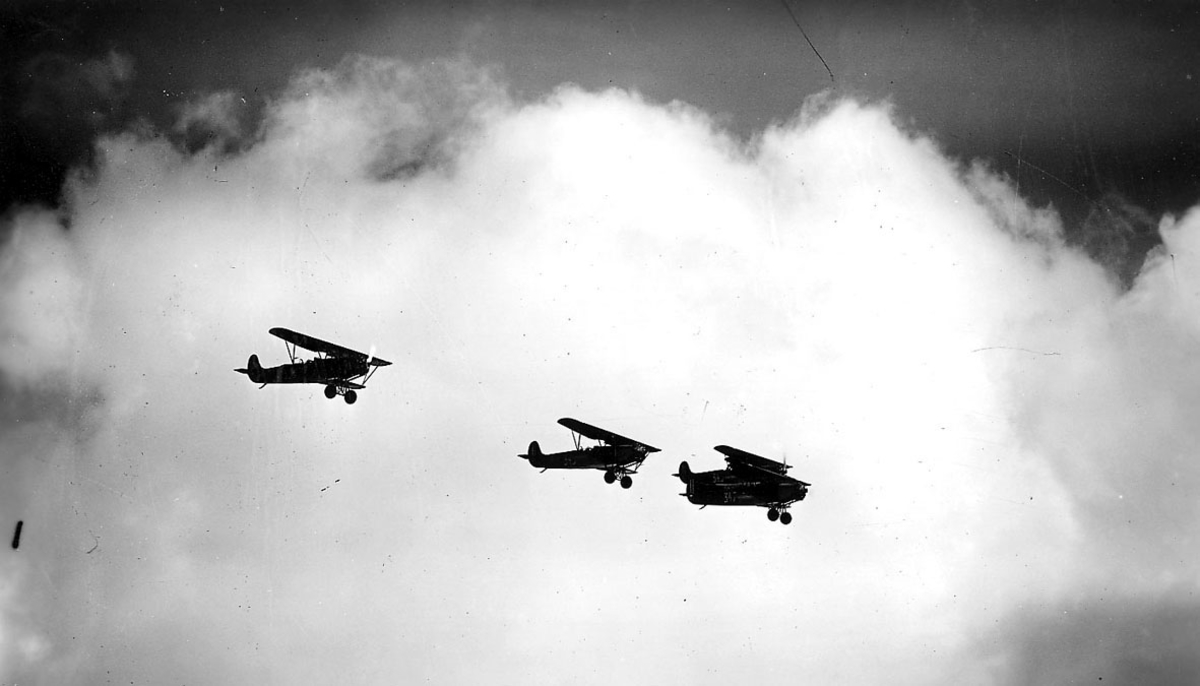 luftfoto-fire-fly-i-luften-fokker-c-v-d-sett-fra-bakken-norsk