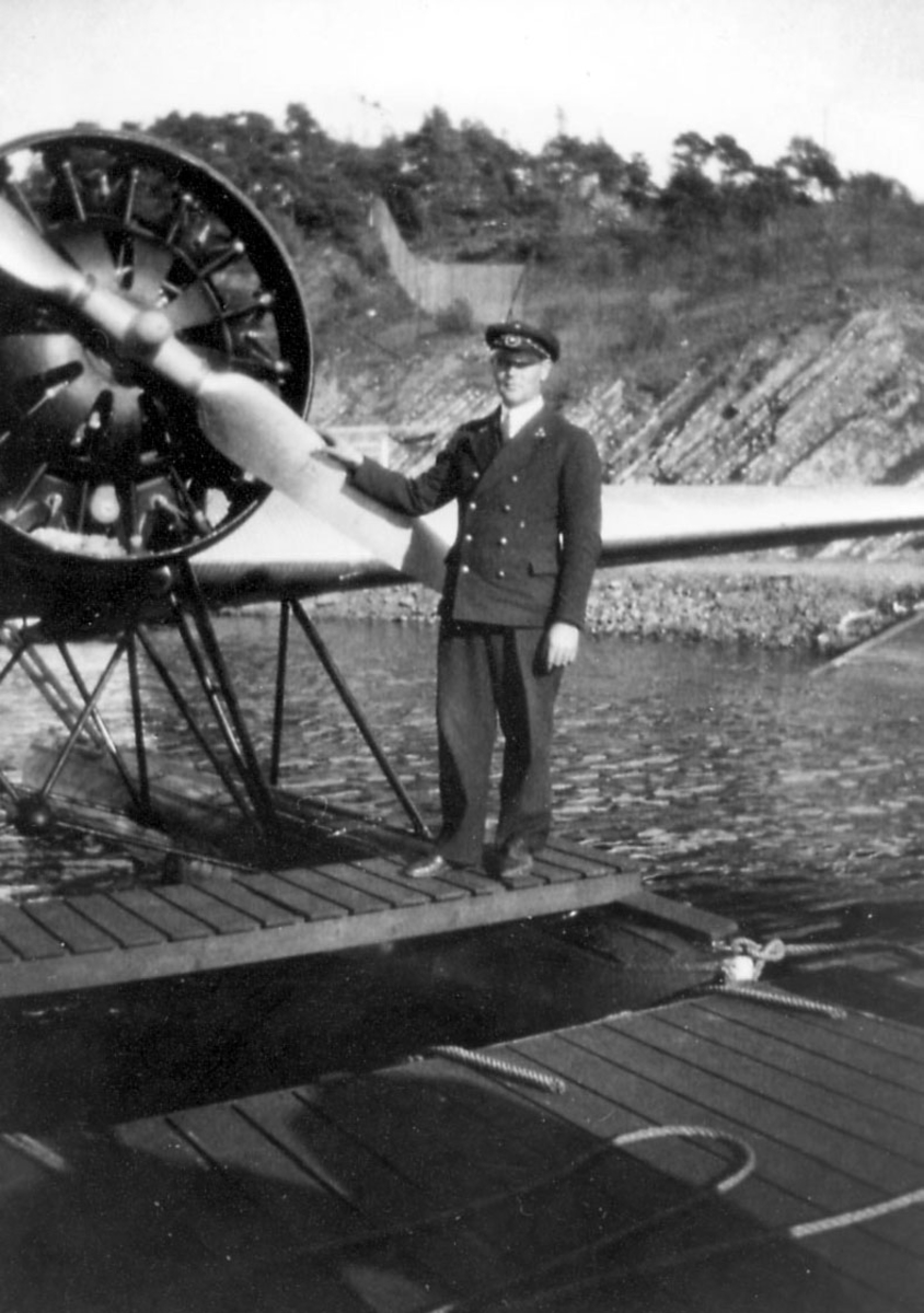 Ett fly i vannkanten, Junkers Ju W 34 DNL "Ternen", ved kai. Nærbilde ...