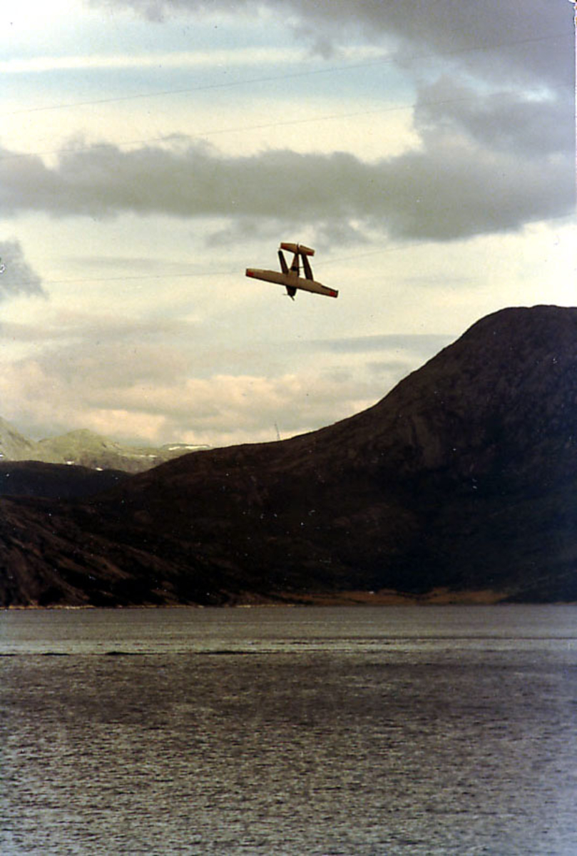 Sjøfly, enmotors propellfly, Cessna 206, henger fast i høyspentledning ...