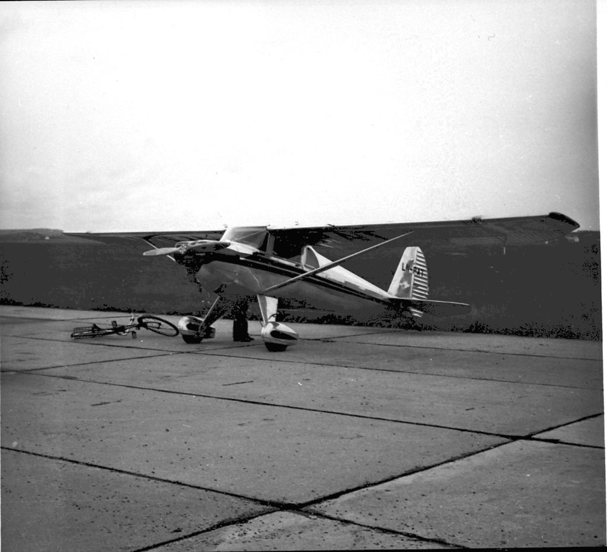 Lufthavn, 1 fly på bakken, Luscombe-8E Silvarire, LN-PAT, fra Thor ...
