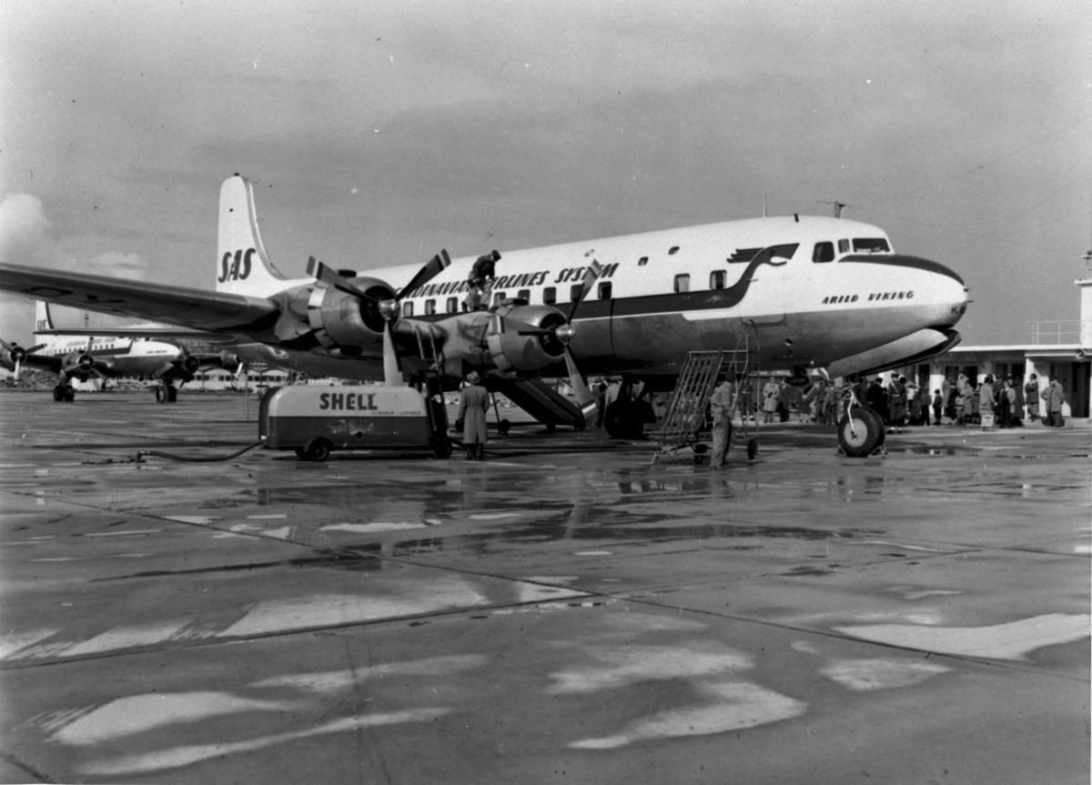 Lufthavn, 1 fly på bakken, Douglas DC-6 OY-KM? "Arild Viking" fra SAS ...