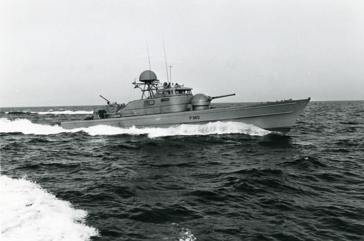 Motiv: KNM Storm 1970, i fart på sjøen, styrbord side. - Forsvarets ...