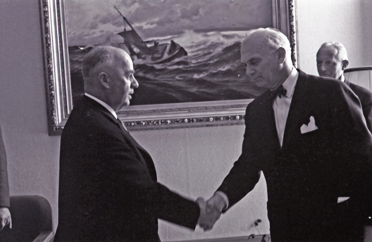 Norges Rederforbunds gullmedalje til Olav Østensjø. - Haugalandmuseet ...