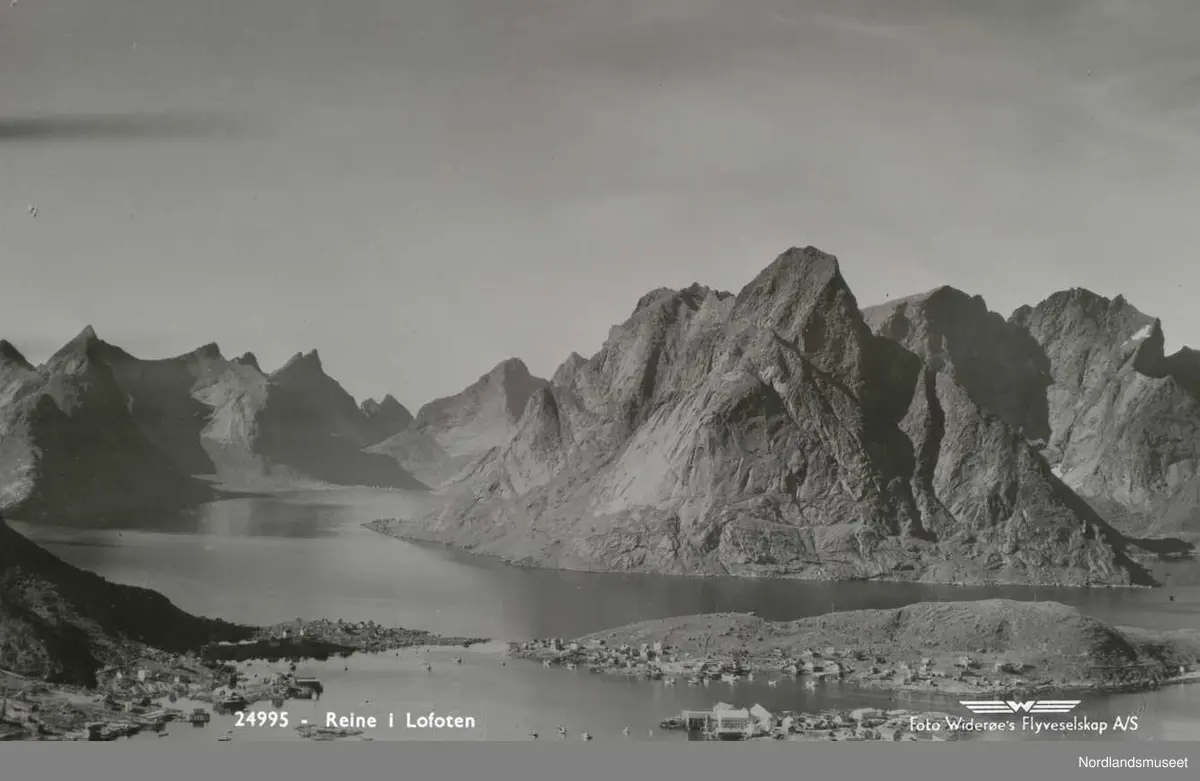 Flyfoto over Reine med omegn. Havna med bygninger, bebyggelse ...