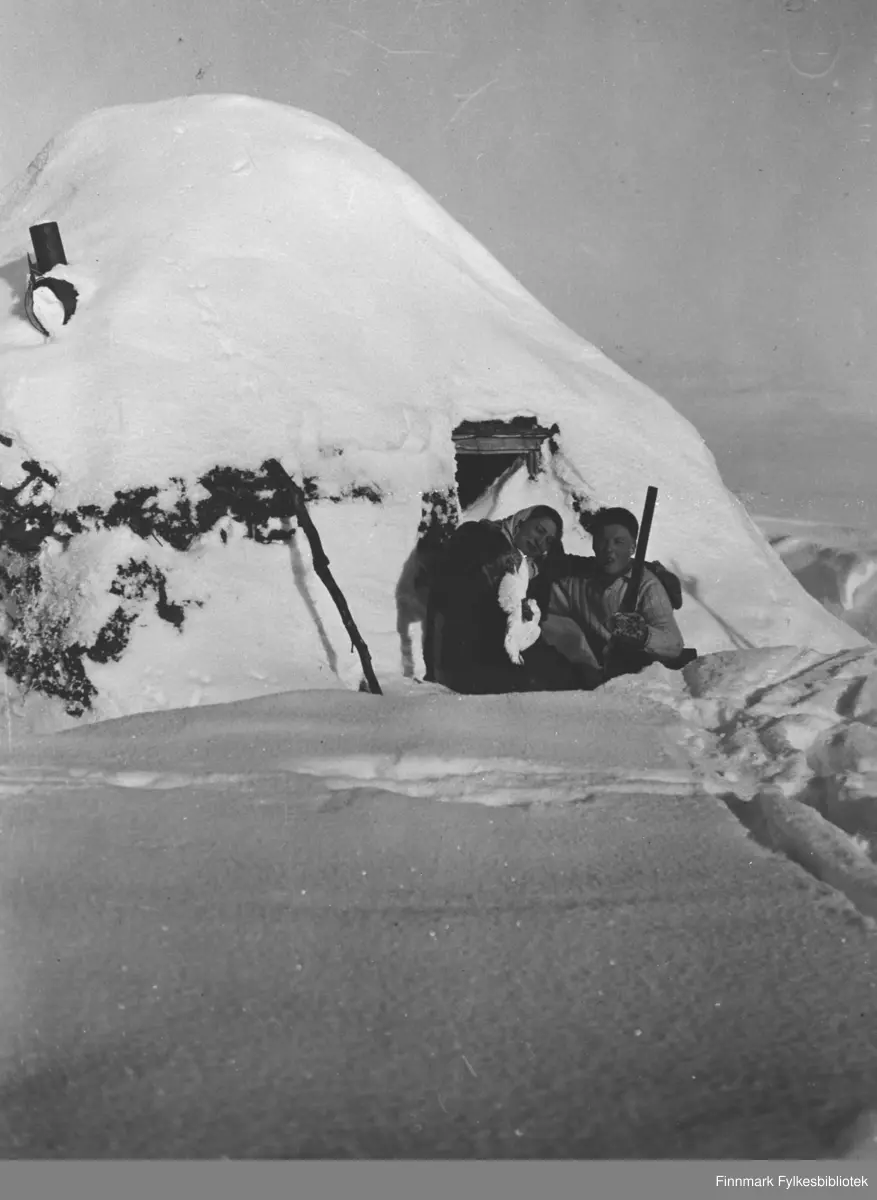 En kvinne og en mann fotografert ved en gamme beliggende i Vestre ...