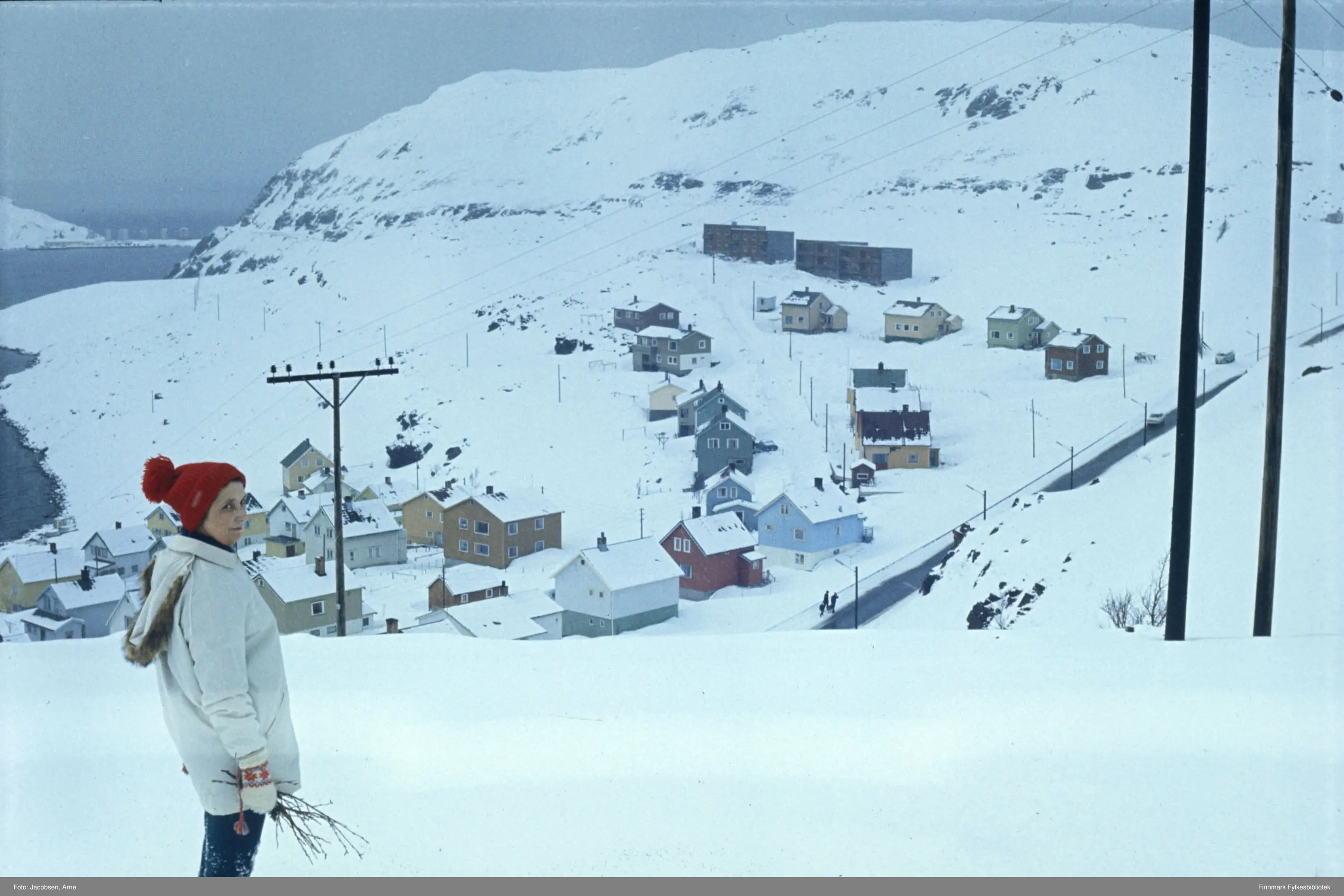 Aase Jacobsen på fjellet ovenfor Rypefjord en vinterdag med ganske mye ...