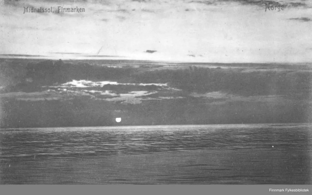 Postkort fra Finnmark. Bildet viser midnattsola som skinner over havet ...