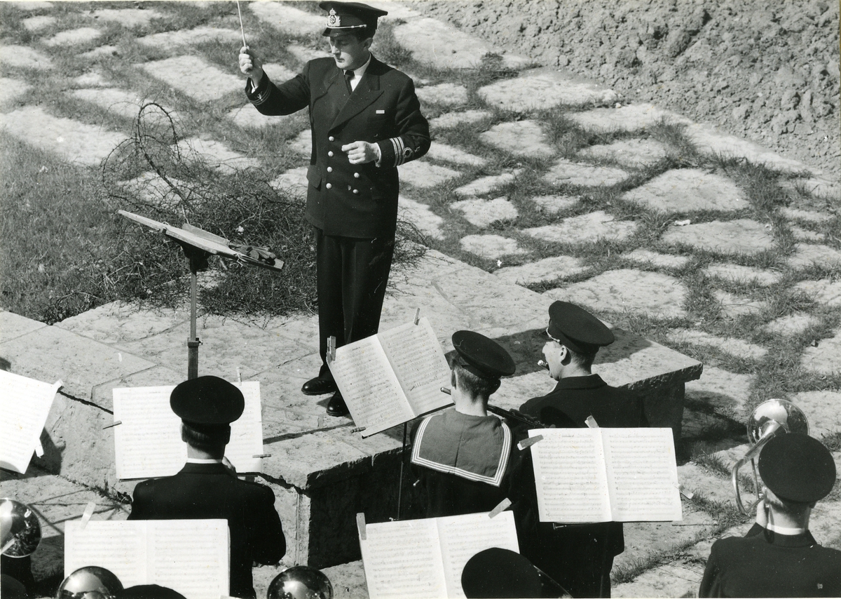 Musikdirektören av 1a graden Karl Bertil Driving dirigerar Kungl ...