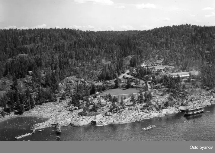 Flyfoto. Ingierstrand bad. Et yrende badeliv på sjø og land. Badebåten ...