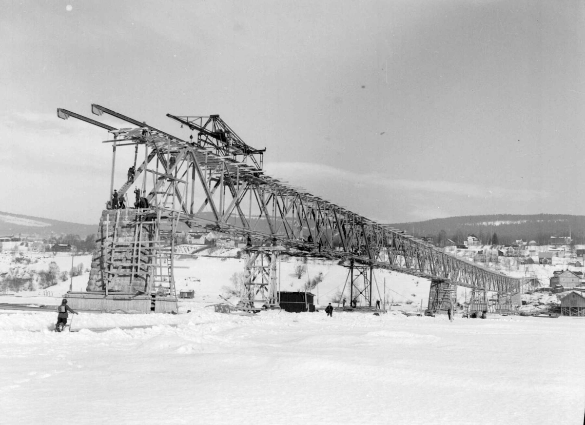 Vingnesbrua under bygging. Motiv mot Vingnes, og Lillehammer. Berget ...