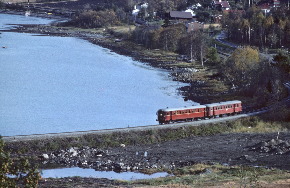NSB Persontog med dieselmotorvogn og styrevogn type 86 ved Vikhamar ...