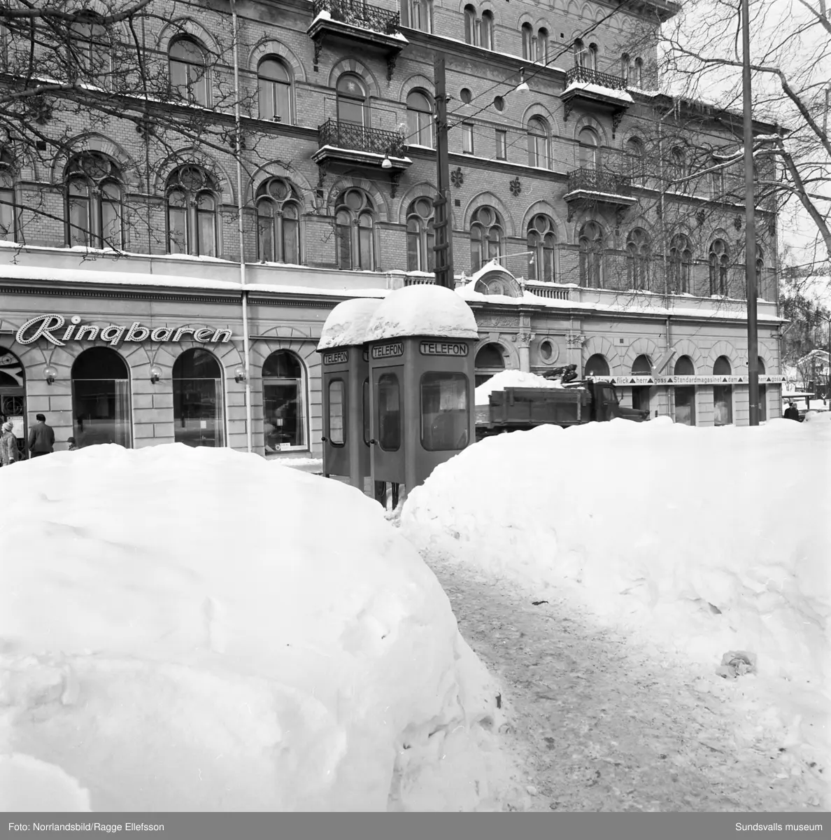Vinterbilder från Sundsvall den snörika vintern 1966. Esplanaden ...