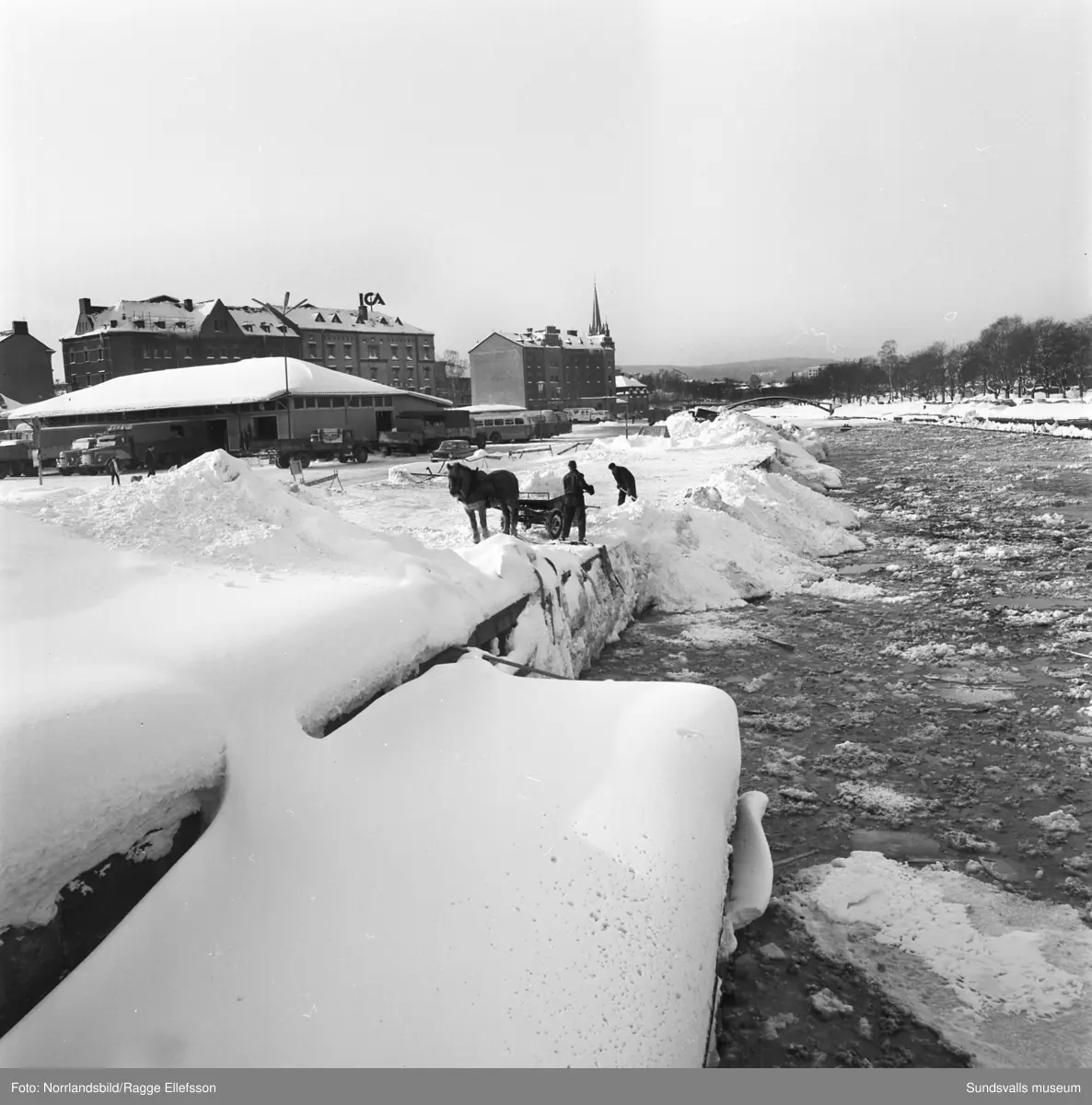 Vinterbilder från Sundsvall den snörika vintern 1966. Esplanaden ...
