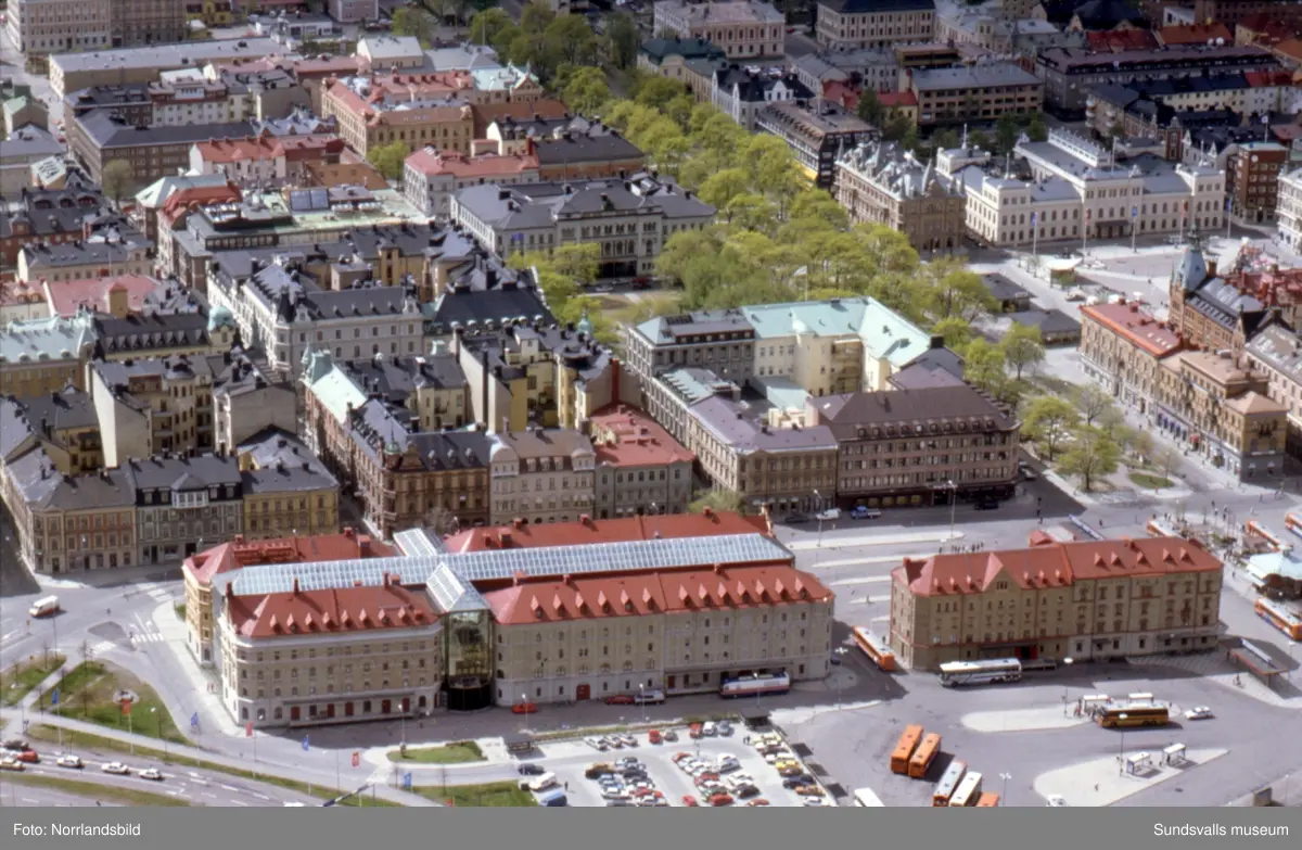 Flygfoton över centrala Sundsvall och Kulturmagasinet. - Sundsvalls museum / DigitaltMuseum